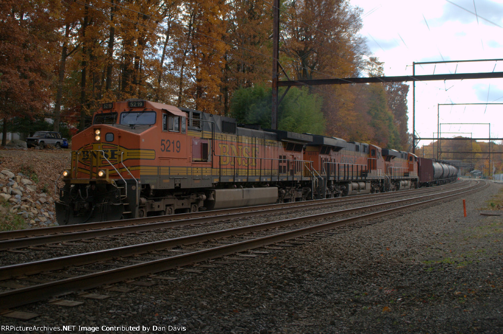 BNSF C44-9W 5129 leads K043-5